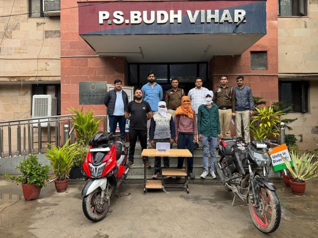 बुध विहार थाने की टीम ने तीन चोर किए गिरफ्तार, छीना हुआ मोबाइल और दो ...